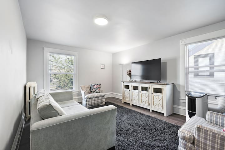 Bright 2bd |Walk2uw| Rare Free Parking - Unit A - Haller Lake - Seattle