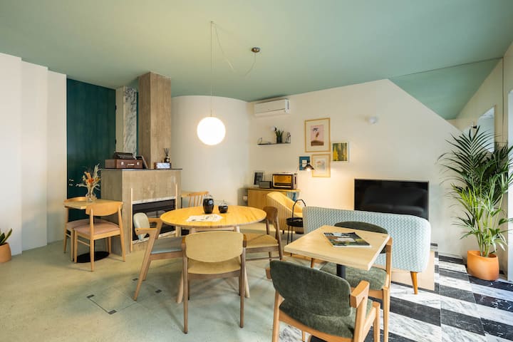 Bold Room With Balcony In The City Center - Amarante
