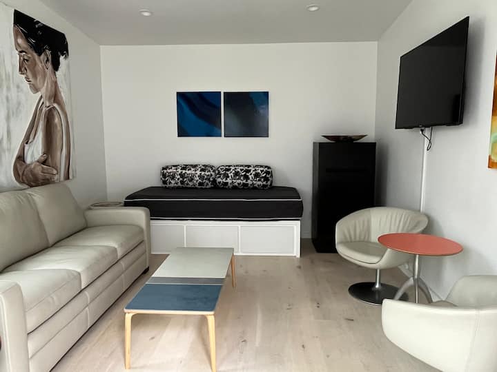 Private Unique Gh With
Separate Lounge Area Unit - Santa Monica, CA