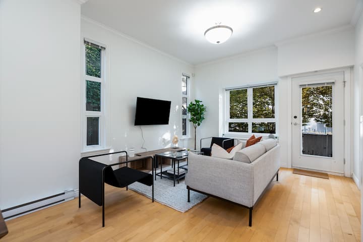 Ideal 3-bedroom Home - Marine Gateway - Vancouver