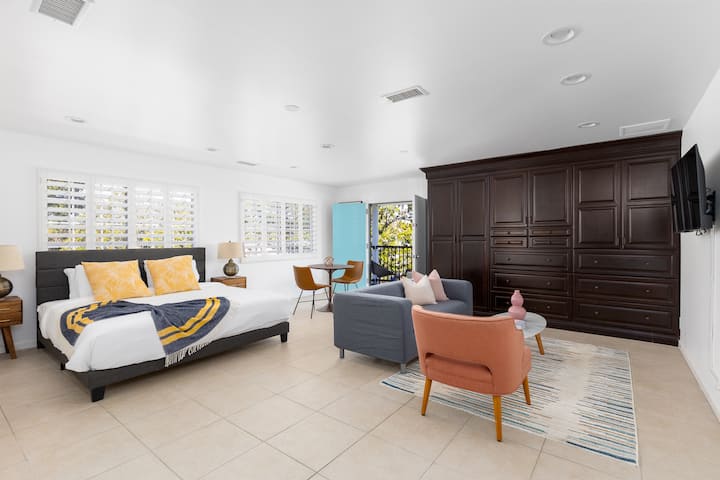 Sunny King Studio With Balcony - C2 - Culver City, CA