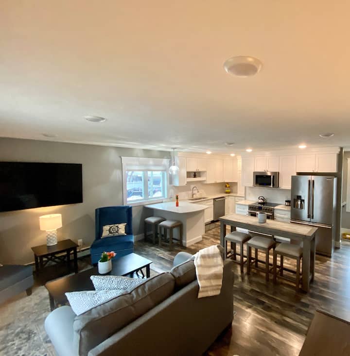 Adorable Downtown Carriage House - Upper Level - Traverse City, MI