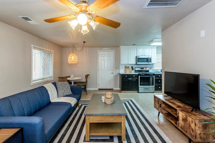 Remodeled & Cheerful | 2 Miles From Fresno Airport - Fresno, CA