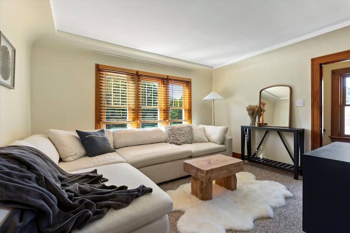 Charming Newly Renovated 2 Br In Village Of Tosa - Wauwatosa, WI