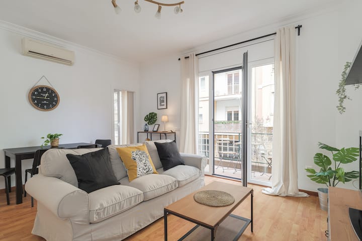 Spacious & Renovated 4-bedroom Monthly Rental - Barcelona