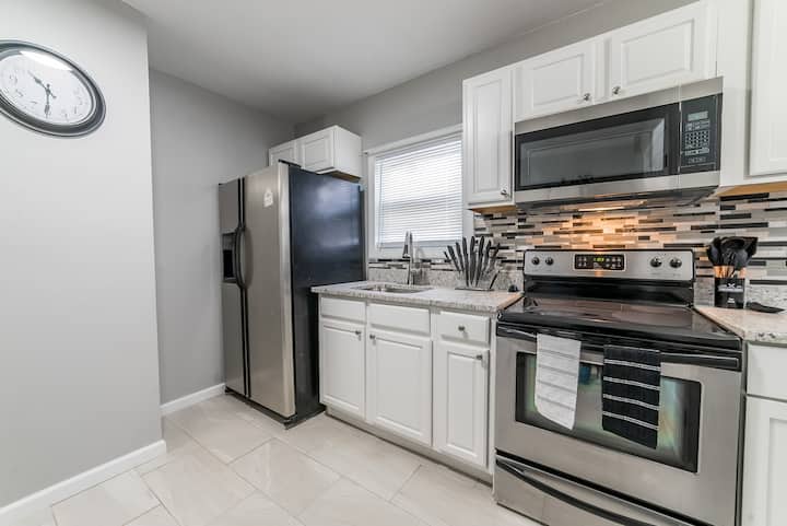 3 Bedroom! Pet Friendly! Washer/dryer - Rhode Island