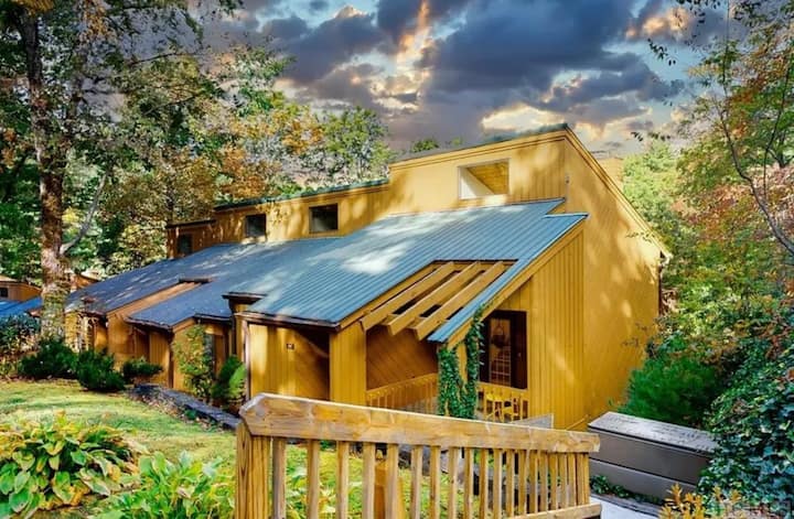 Cozy Sapphire Townhome - Lake Jocassee