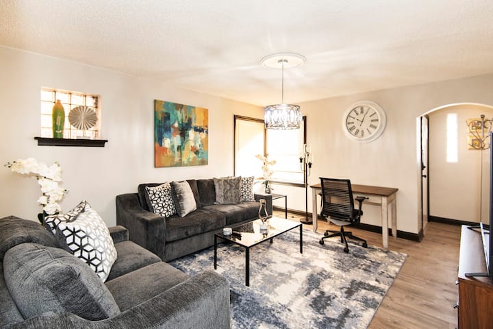 Radiant City Escape | 1-br + Free Parking - Clayton, MO