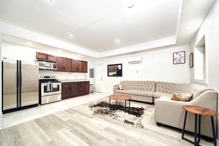 Entire House 1-bedroom Near Downtown & Riverfront - Windsor
