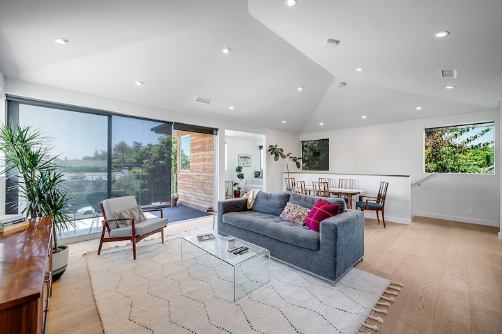 Modern Bird's Nest With Office - Los Angeles, CA