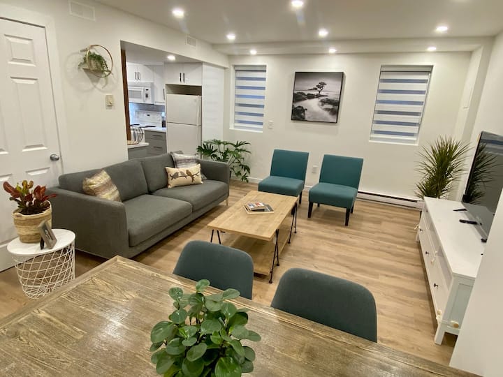 Cool Sleek & Bright 2 Brd Space Near Train & Shops - Coquitlam