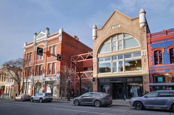 Awarehouse Loft In Historical Downtown\nenjoy A True Canadian Snowbird Experience - Victoria