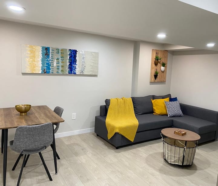 Entire Fully Renovated/ Private Entrance Apartment - Kanata