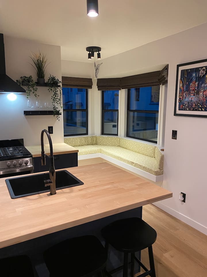 Stylish Hermosa 2 Bed Beach Apt - Hermosa Beach, CA