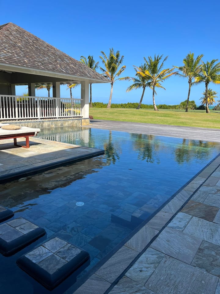 Luxurious 5 Bedrooms Family Villa - Mauritius