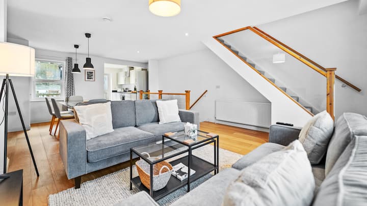 Fantastic 5 Bed Town House In Bristol - Sleeps 9 - Bristol