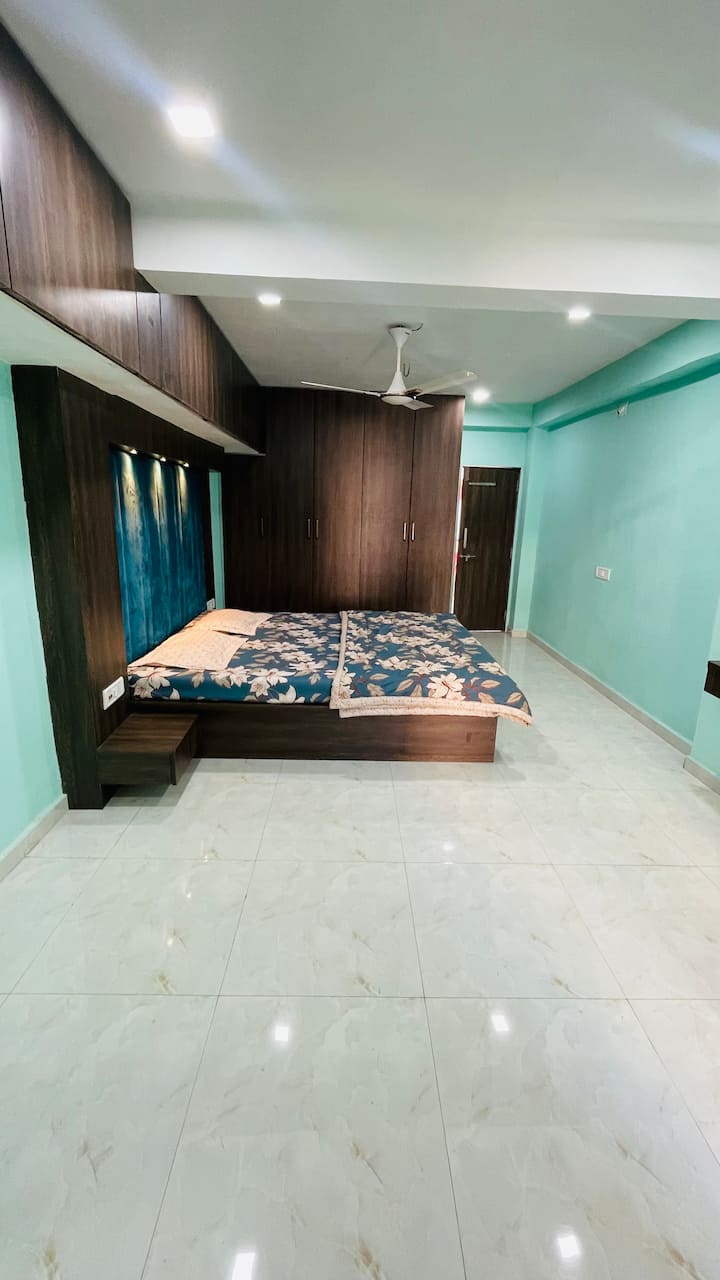 Super Cozy Room With Balcony/2-4people/ac - Surat