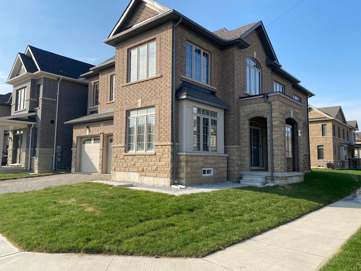 2025x4 Elegant 6 Bedrooms 3.5 Bath House 12 People - Brampton