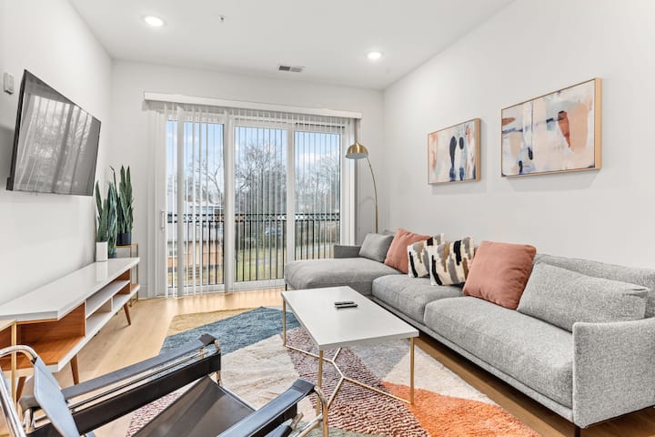 Modern Spacious W/ Parking By Downtown Broadway - Nashville, TN