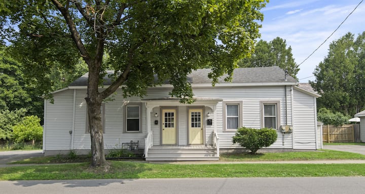 Yellow Door Cottage Entire House - Saratoga Springs, NY