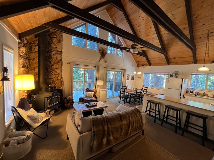 Stylish 3br Chalet W/ac + Private Lake/pool Access - Arnold, CA