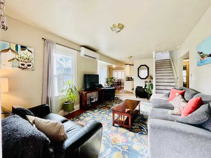 Vibrant Light And Art Filled Classic Bungalow - Eugene, OR