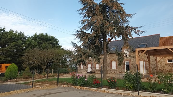 Grand Gîte Spacieux Avec 4 Chambres - Mayenne