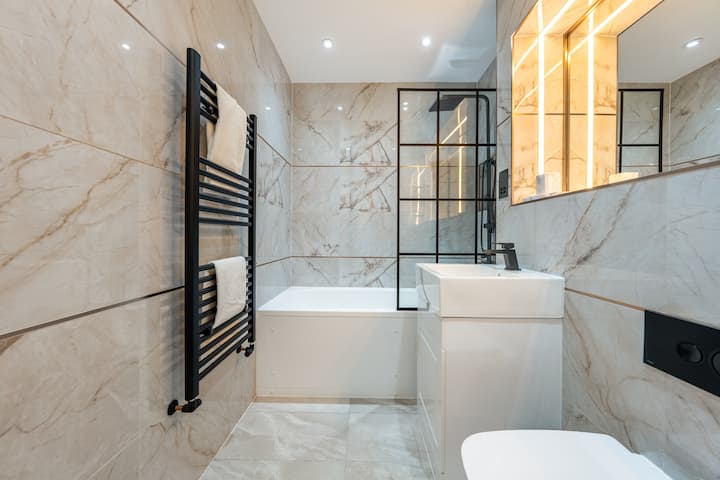 Brand New House By Canary Wharf/ Bow - Greenwich