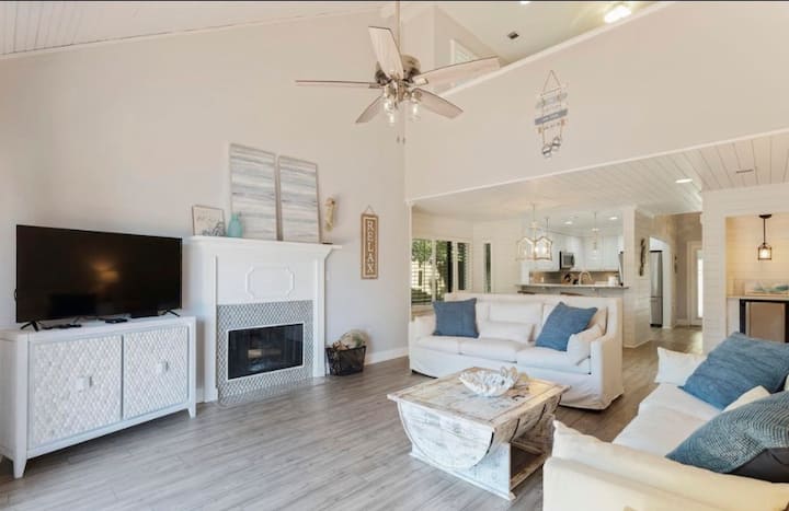 Charlie’s Beach House - Miramar Beach, FL