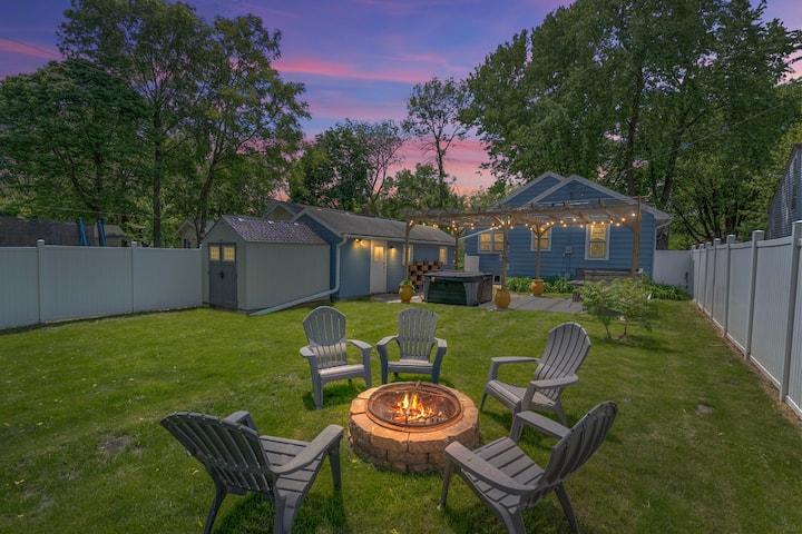 The Hideaway On Hazel- Hot Tub, Firepit & Big Yard - Ames, IA