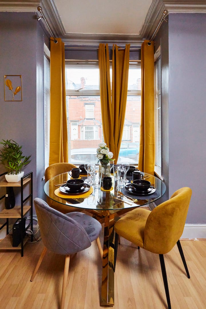 Home Away From Home Near Leeds Centre( 2 Bedrooms) - 리즈