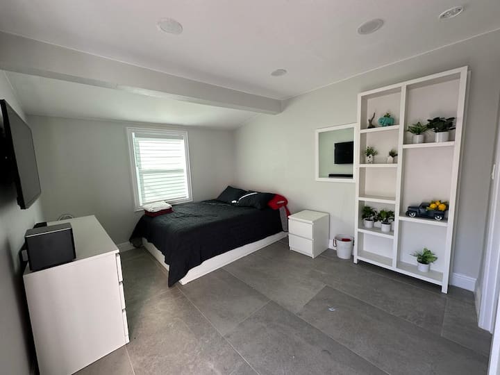 Safe, New Clean, Central Place! - Tampa, FL