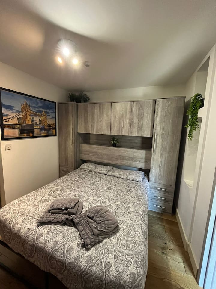 The Lodge: En-suite Double Bedroom - Dartford