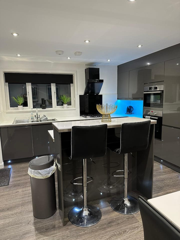 Stylish 3-bedroom Highland Home, Onsite Parking - Inverness