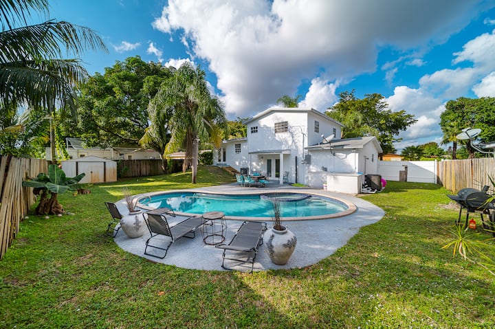 Pool Home W/ Big Yard! 5bd - Miramar, FL