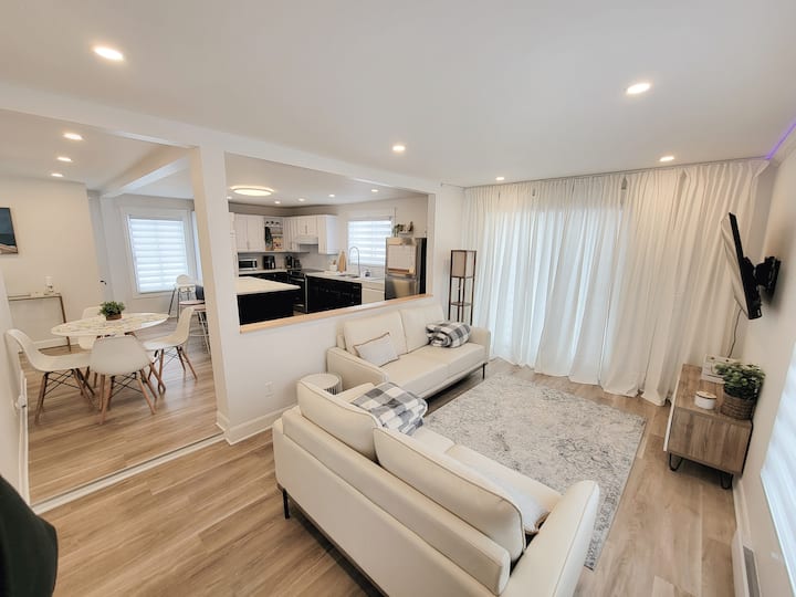Sunny Retreat 2-floor House With Parking, Big Yard - Montreal