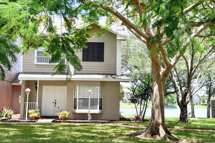 Lovely Lake Getaway - Sunrise, FL