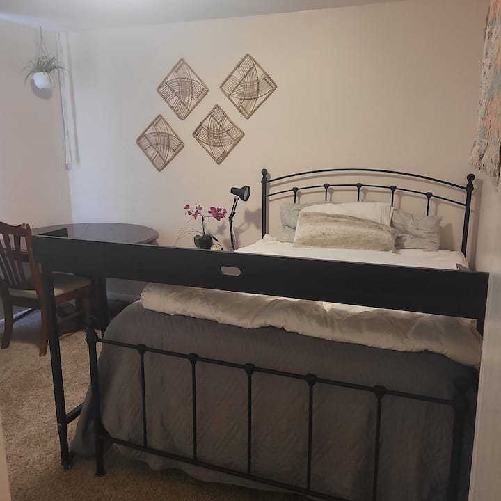 Cozy Boho Townhouse, 1st Bedroom - Cedar Rapids, IA