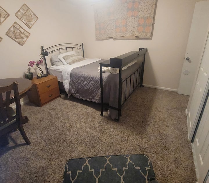 Cozy Boho Townhouse, 1st Bedroom - Cedar Rapids, IA