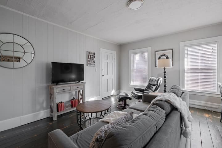 Stylish First Floor Apartment W/ Private Front Por - Manchester, NH