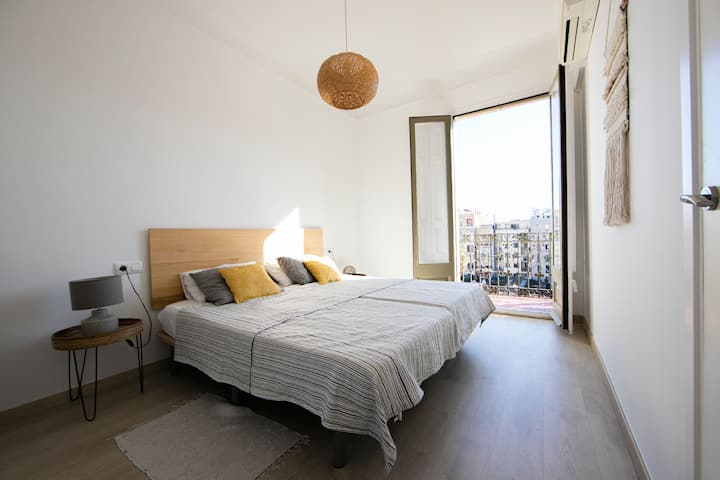 Cosy Modernist Flat With Balcony - Barcelona