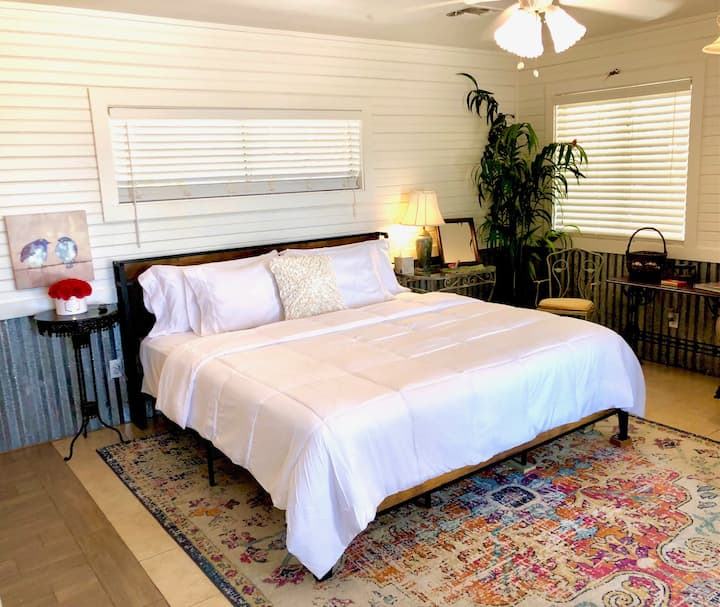 Birdhouse Cottage At The Lake - King Bed - Spicewood, TX