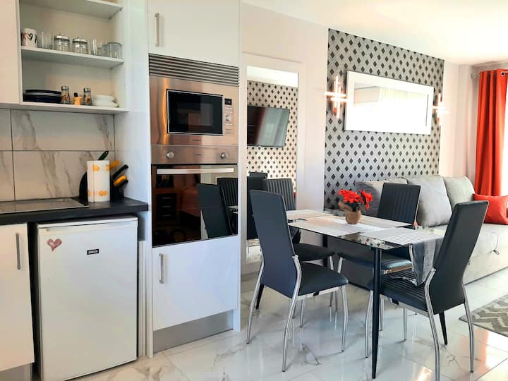 Centrally Located Apartment Close To The Ocean - Playa de las Américas