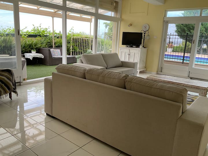 House 4 Bedroom 2 Bathroom Pool - Wagga Wagga