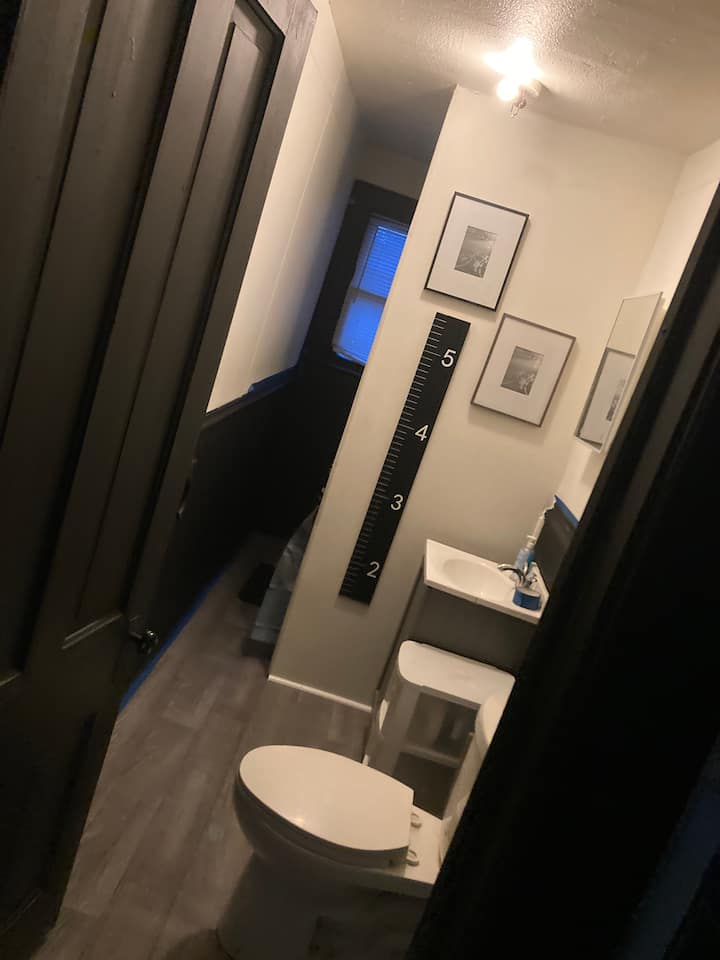 Upper Level 2 Bedroom Apartment With Free Parking - Lima, OH