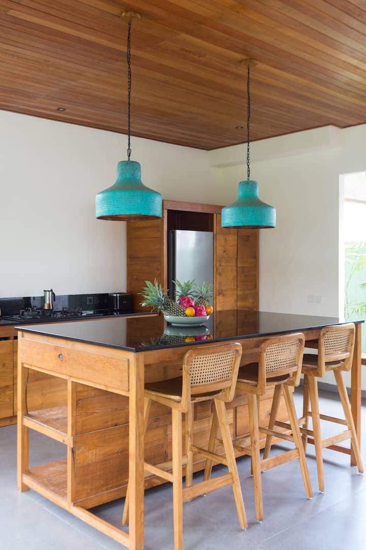 Spacious, Breezy Villa W/ Pool Close To Echo Beach - Canggu