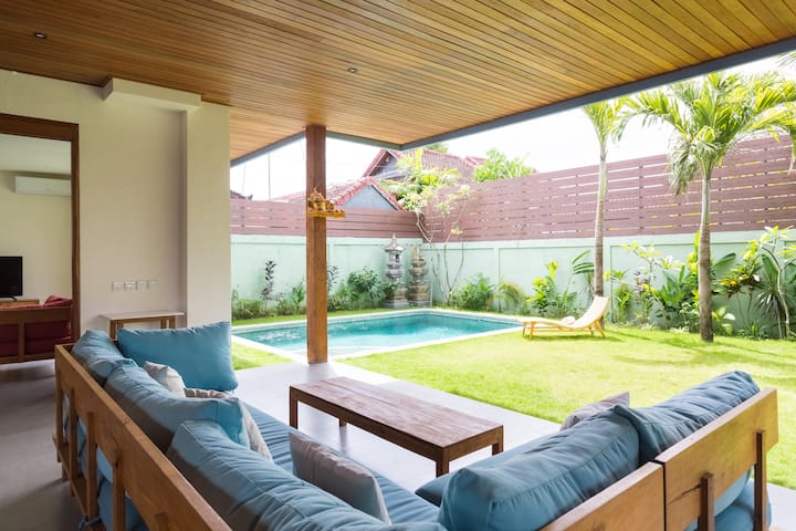 Spacious, Breezy Villa W/ Pool Close To Echo Beach - Canggu