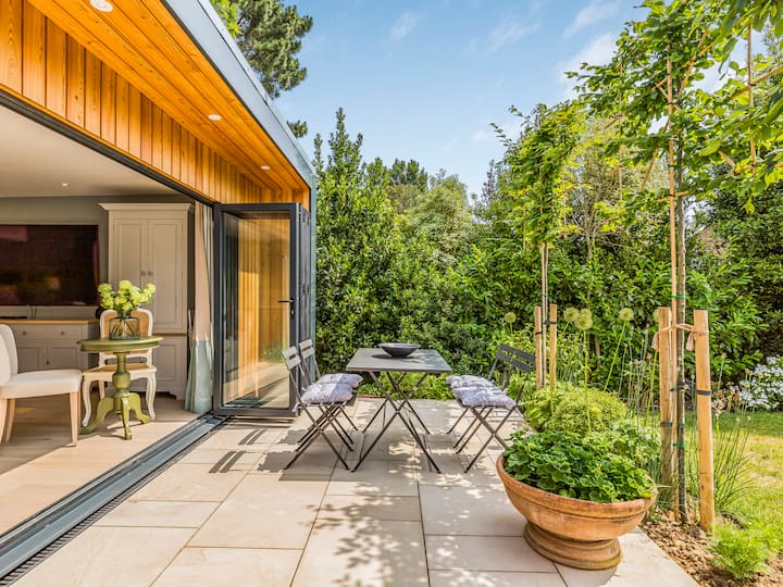 Charming Bosham Garden Lodge | Pass The Keys - Bosham
