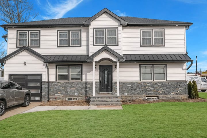 Luxury 2nd Floor Apartment In Prime East Meadow - Garden City, NY