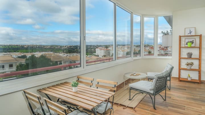 Private Balcony ~ Near Beach & Town ~ Fibre Wi-fi - Lagos